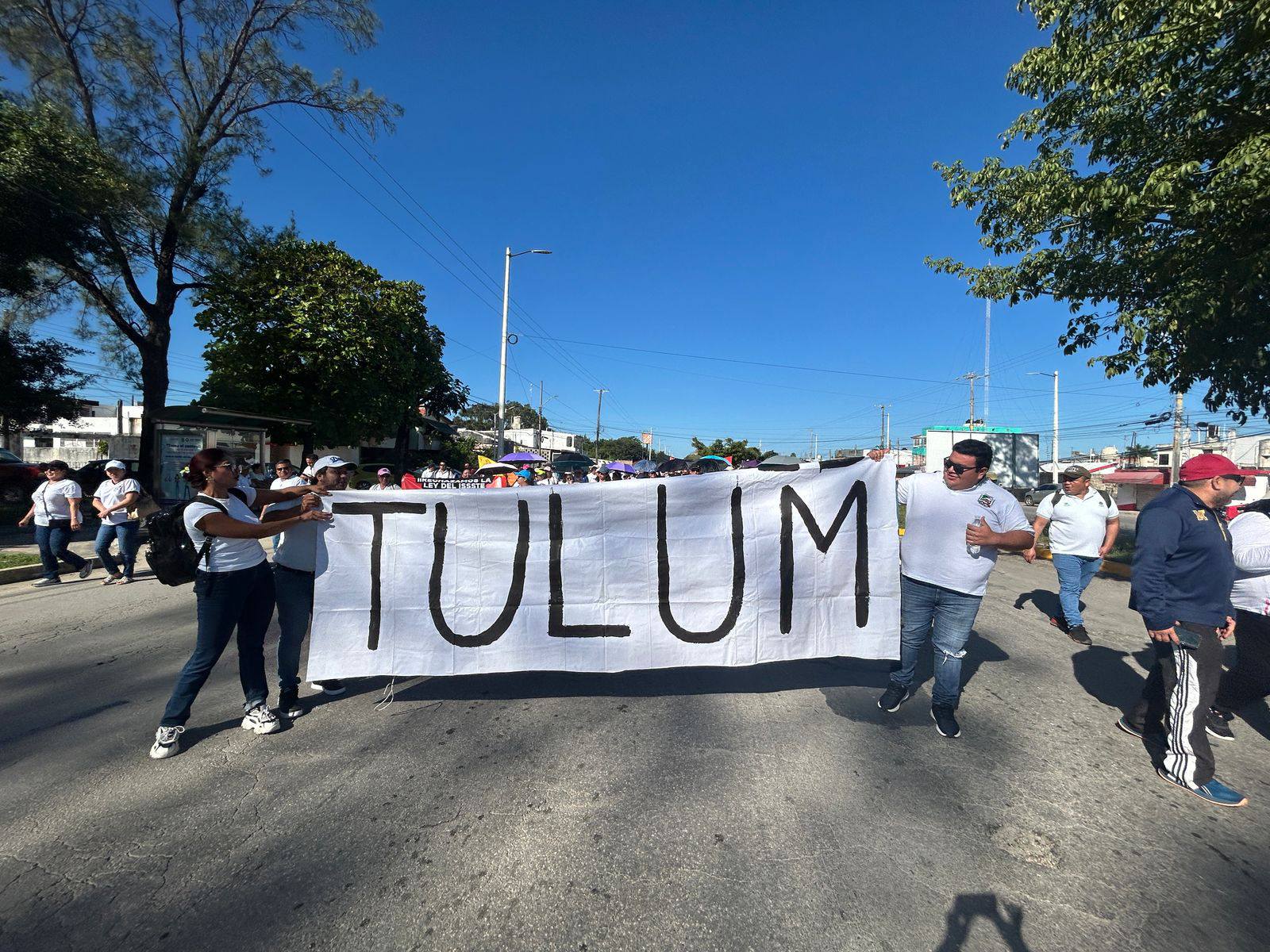 Miles de maestros de todos los municipios de Quintana Roo marchan en ...